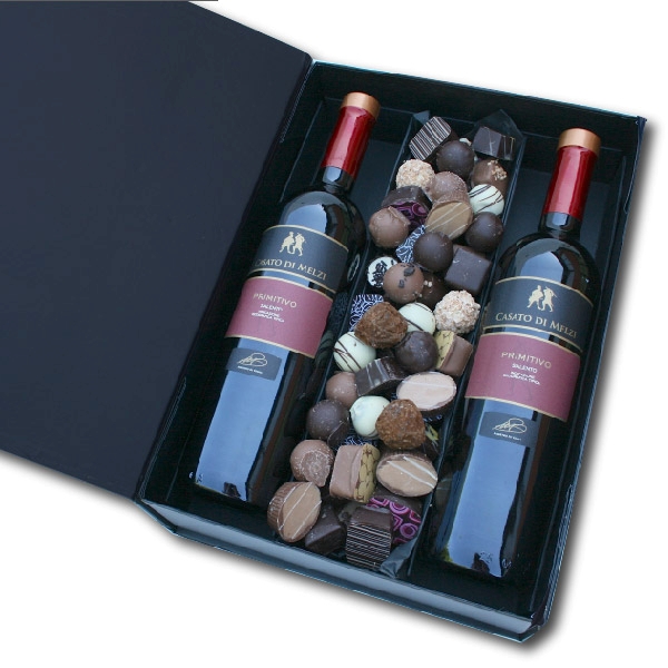 Chokolade - et helt kilo fyldt chokolade og 2 fl. vin i gaveæske OBS ...